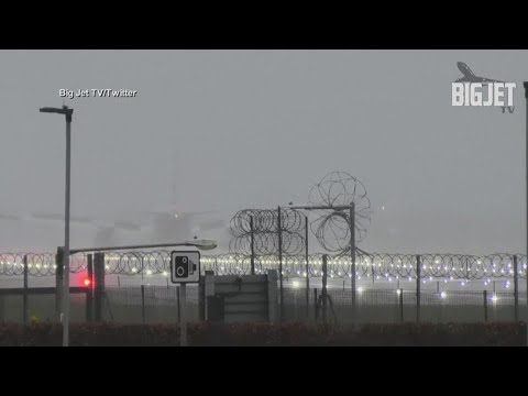 Bumpy landing of American Airlines plane land goes viral - YouTube