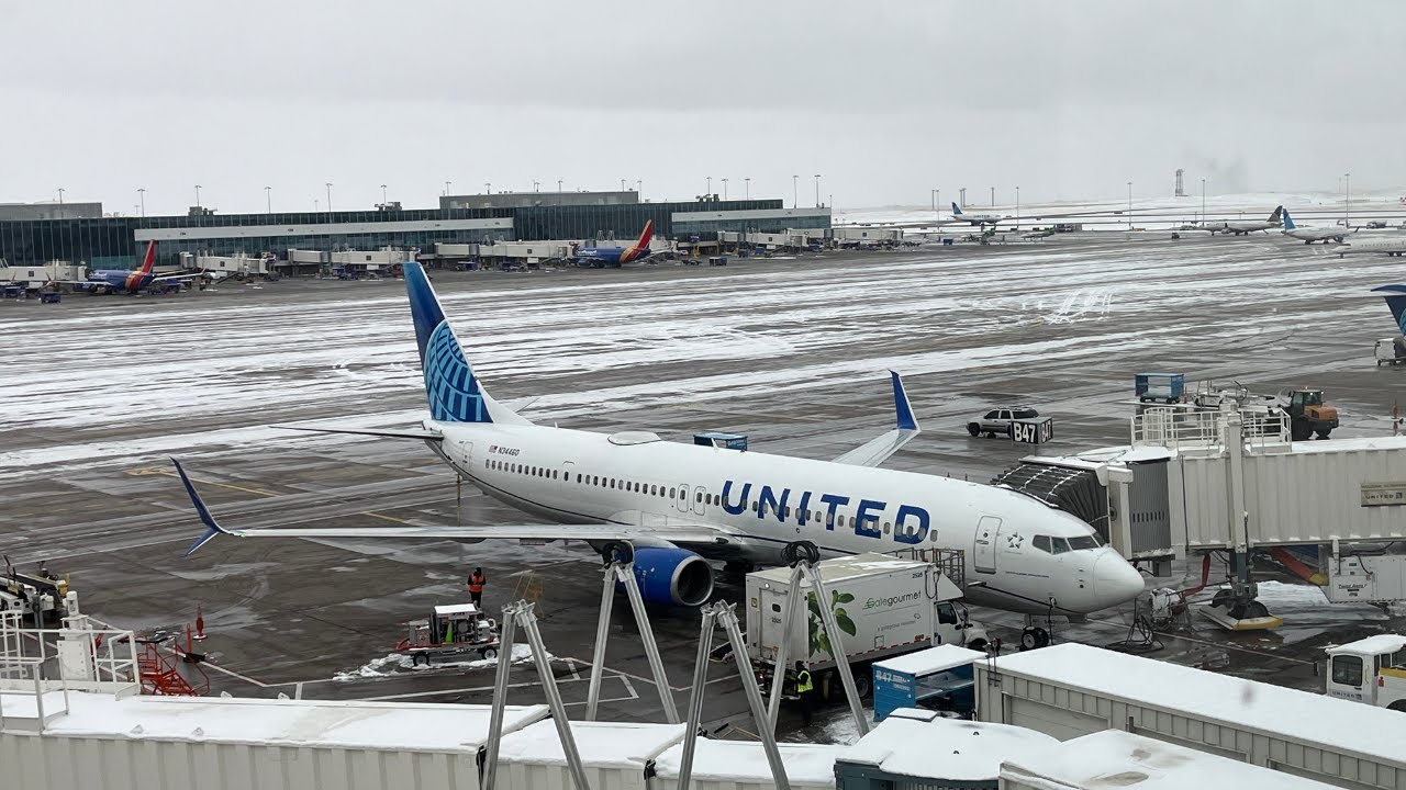 United Club at Denver International Airport (DEN) ️ - YouTube