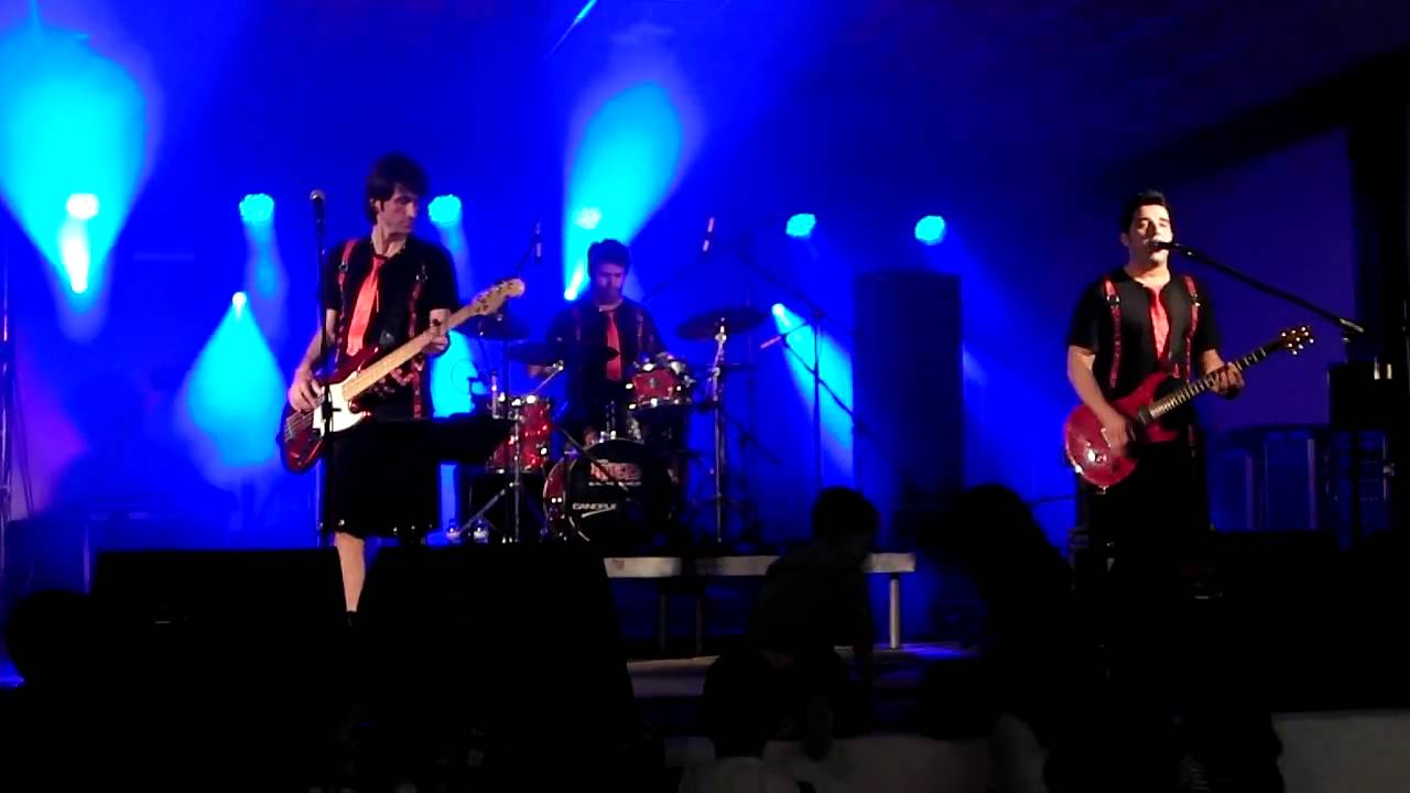 Banda RED ( o André é Gay; Macho Men; It´s Rainning Men) - YouTube