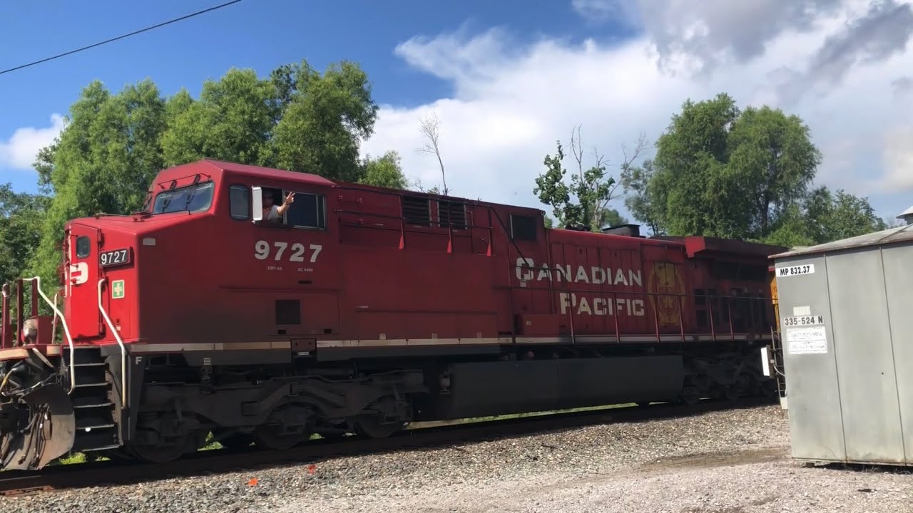 CPKC M268 passes late through Garyville, LA - YouTube