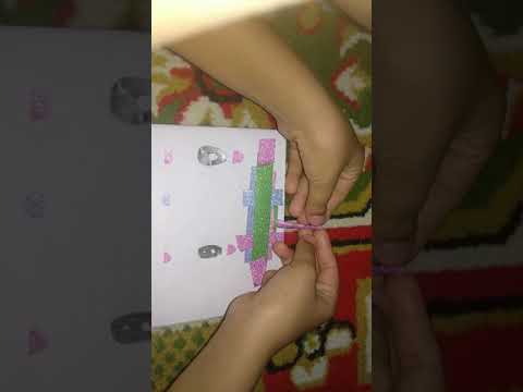 menunjukan buku unikoron