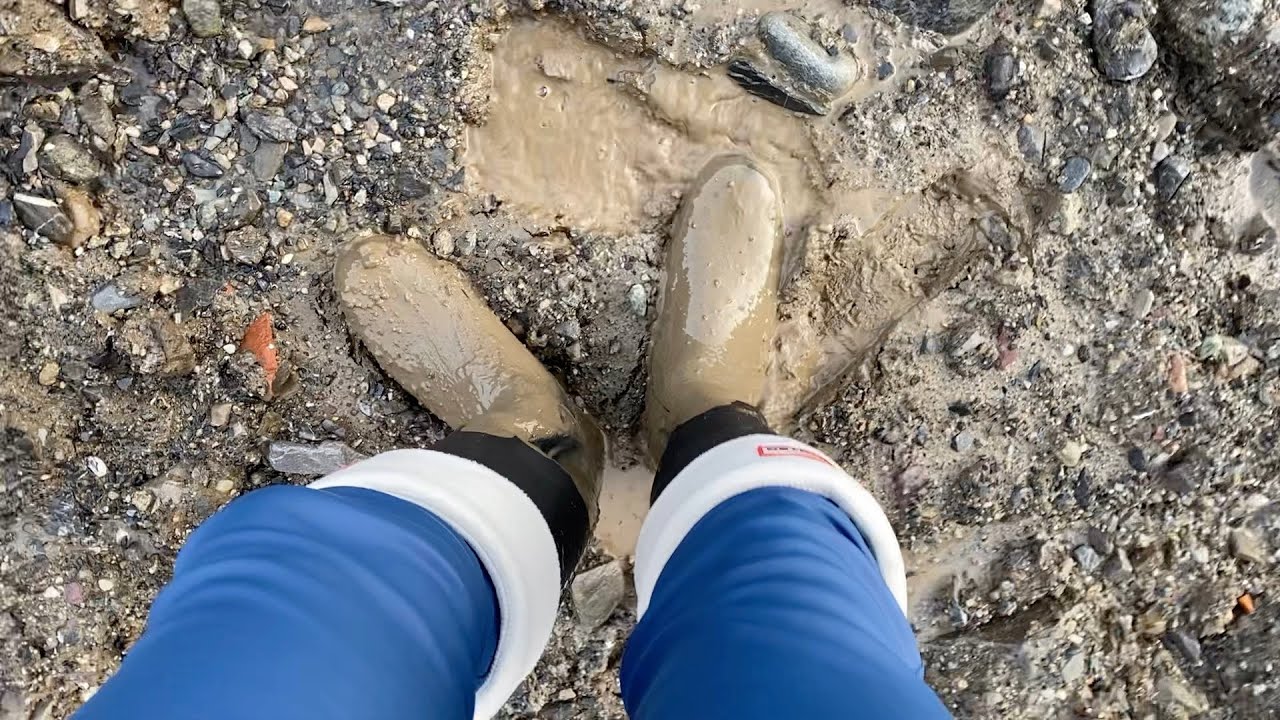 Hunter boots in deep mud - YouTube