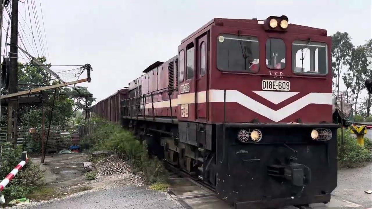 Đầu máy Bỉ Ngạn đỏ trắng D18E-609 kéo tàu hàng HH6 - YouTube