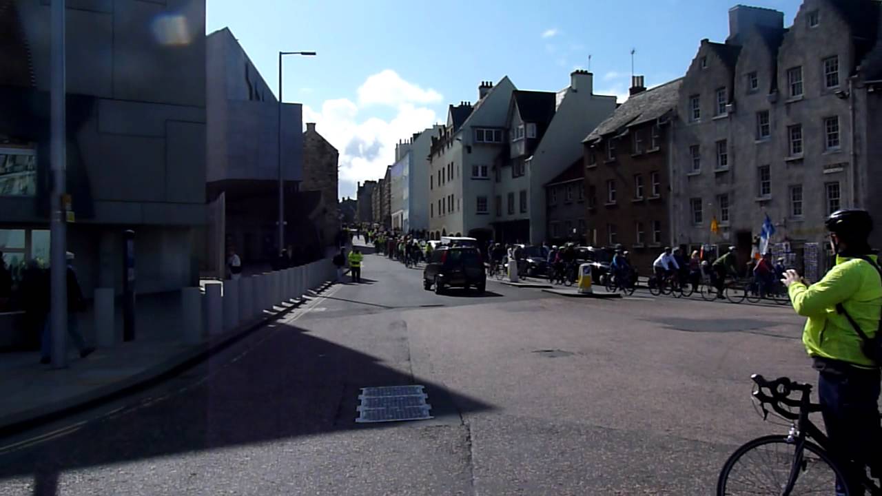 PoP procession down the Royal mile - YouTube