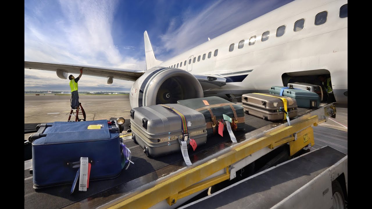 MISHANDLING OF LUGGAGE IN AIRPORT - YouTube