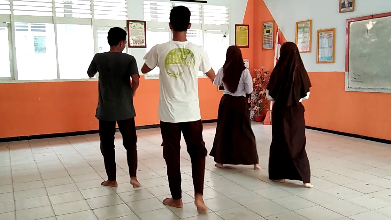 Latihan Tari XI ips 3 SMAN 1 MARISA - YouTube