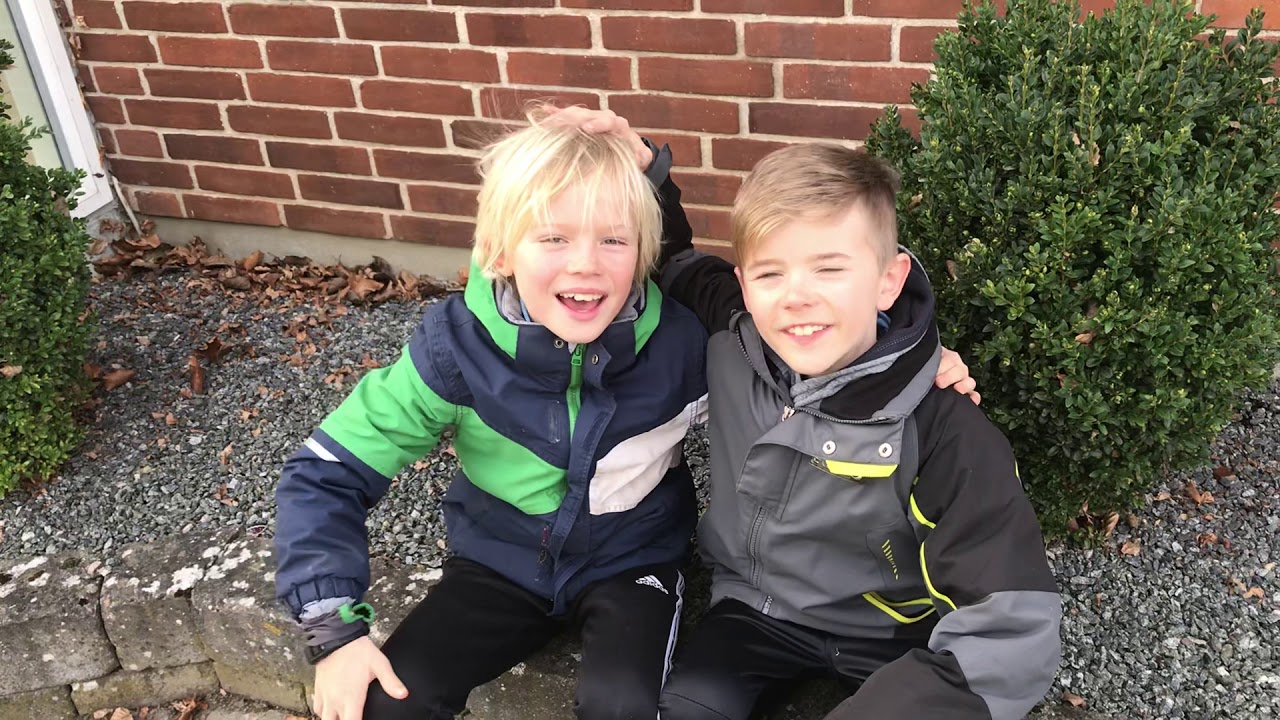 Asger og Emil fodbold i haven - YouTube