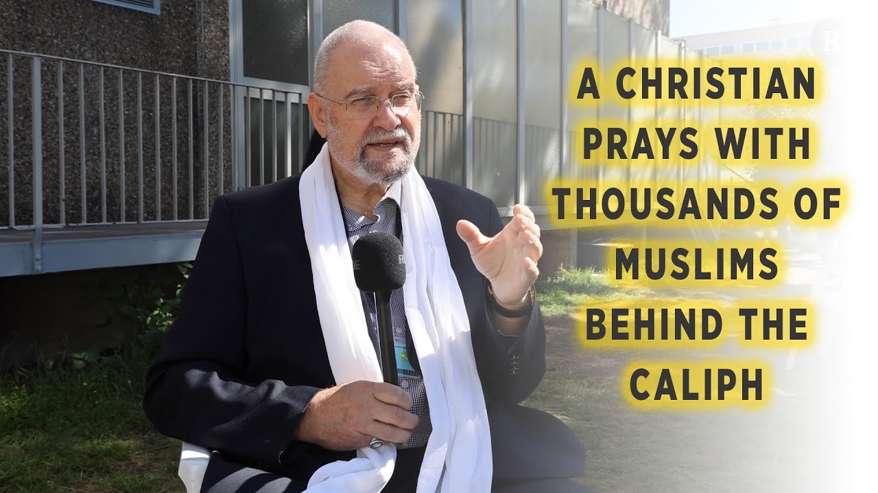 A Christian prays with thousands of Muslims behind the Caliph - YouTube