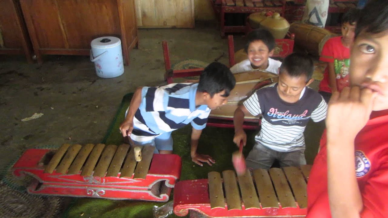 Children playing traditional music in Indonesia - YouTube