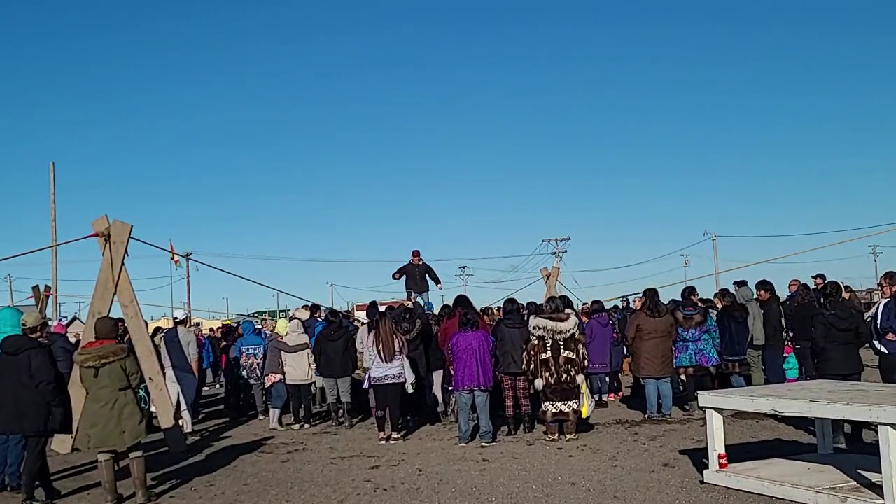 Eskimo blanket toss at 2020 Nalukataq Whaling Festival - YouTube