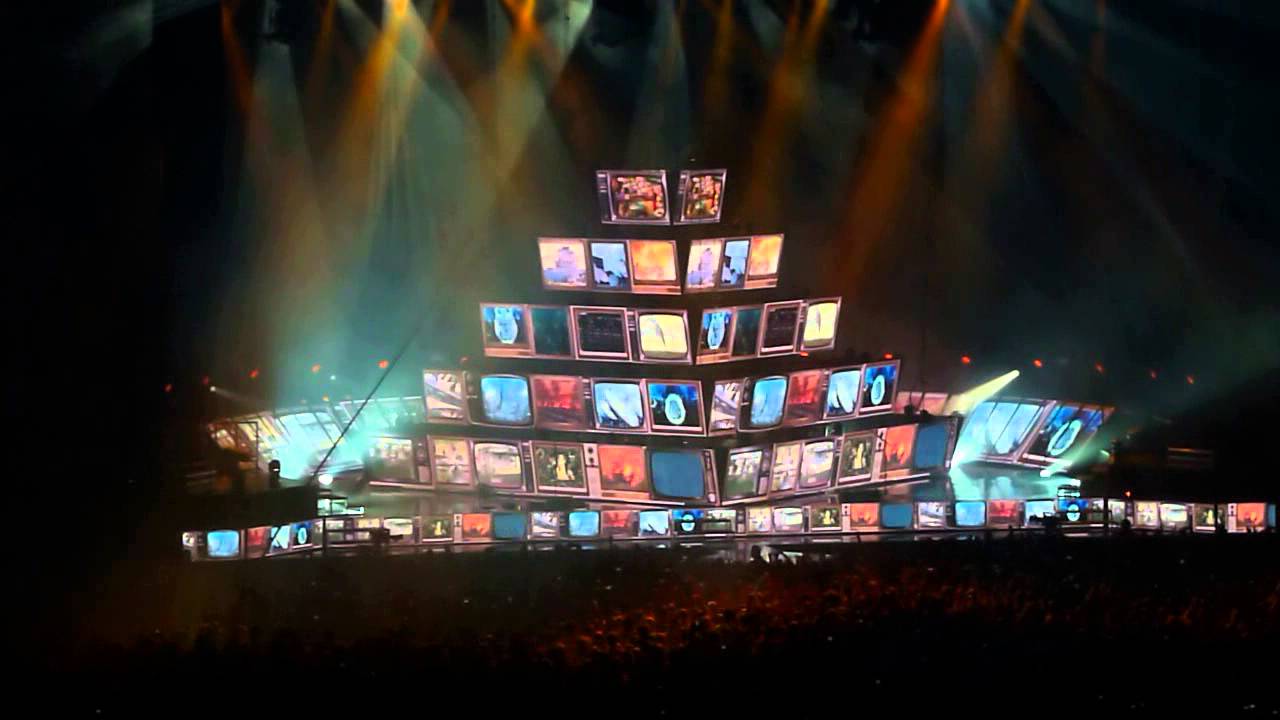 MUSE - The pyramid stage - transformation (Live Budapest Sportarena ...