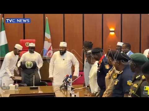 Innenminister trifft Gouverneur von Niger nach Tod von 37 illegalen Bergleuten in NSCDC-Gewahrsam