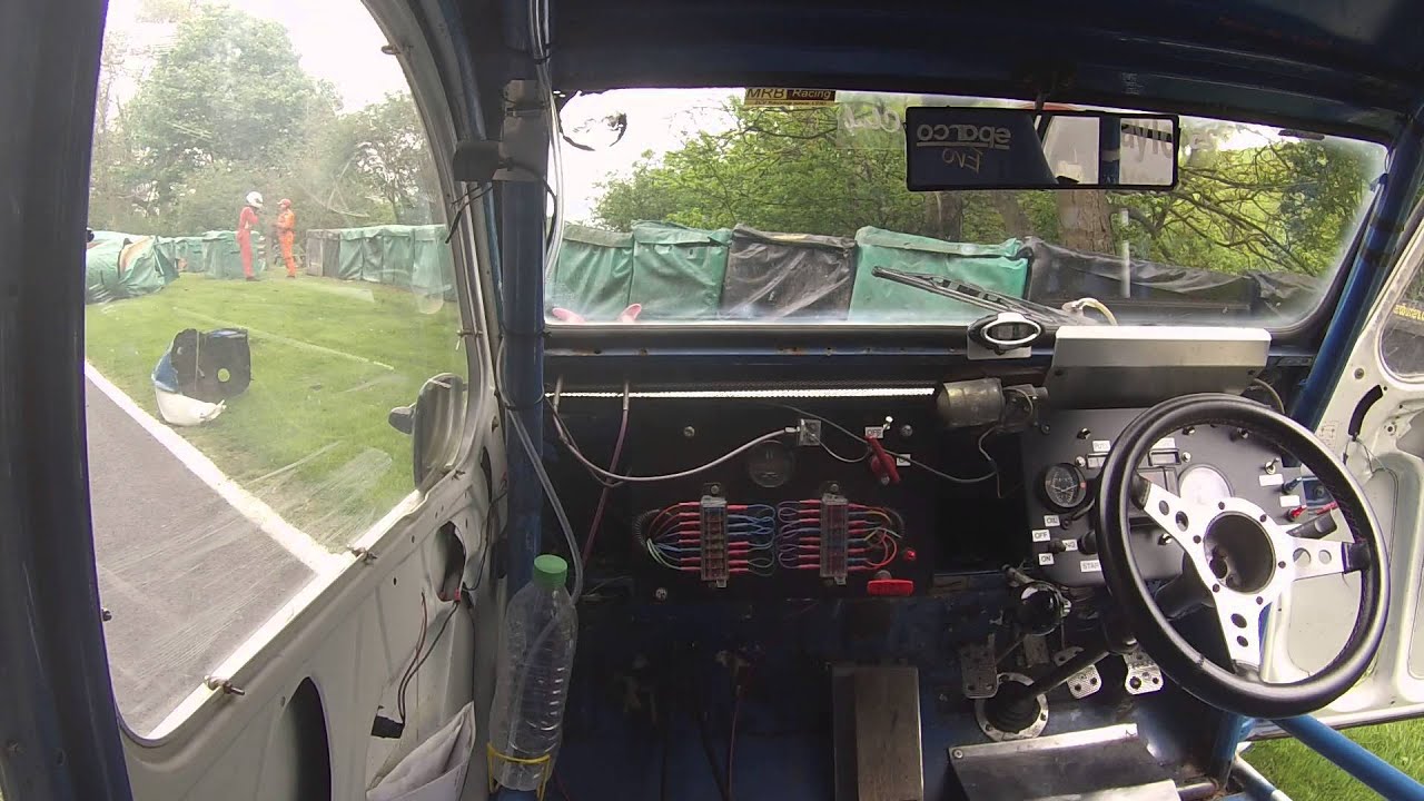 Cadwell Park 2015 Race 2 2cv Crash. - YouTube