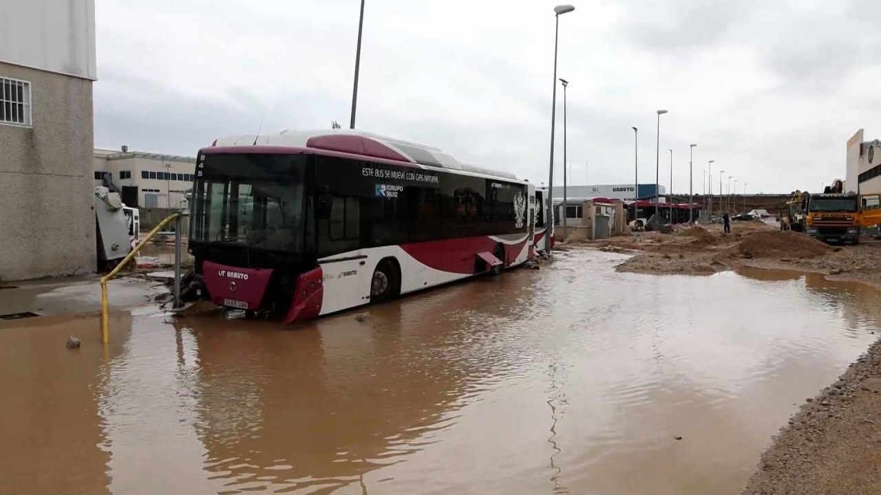 Ένας νεκρός και δύο αγνοούμενοι από τις καταρρακτώδεις βροχές στην ...