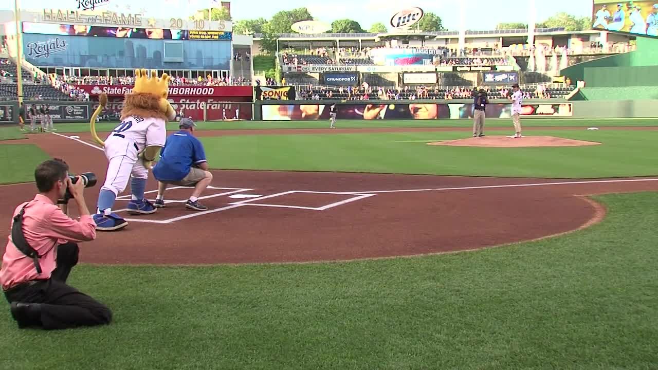 South Korean fan throws out first pitch - YouTube
