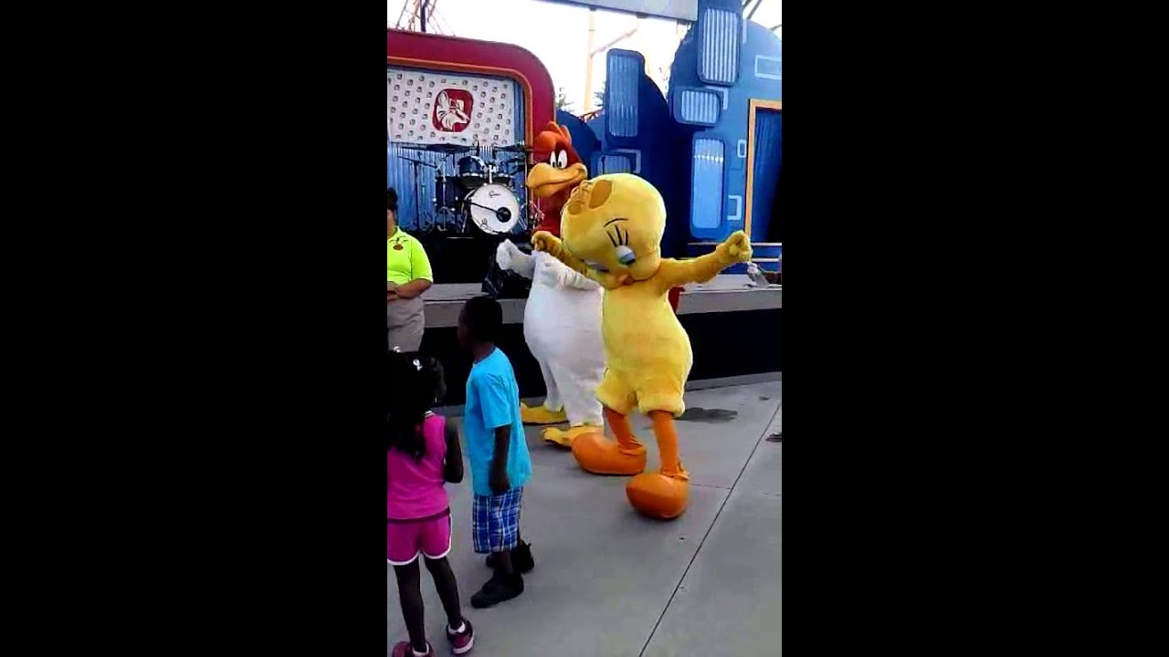 Kids dancing with Looney Tunes - YouTube
