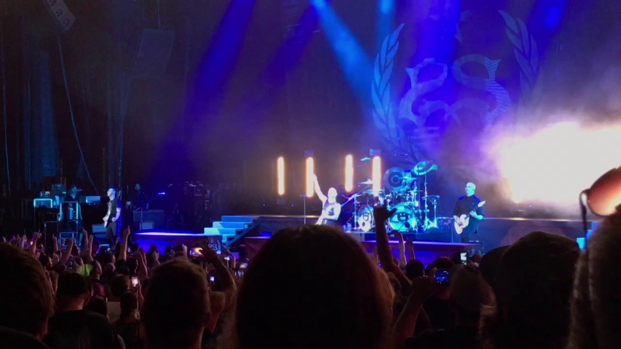 Stone Sour - Through Glass live, tribute to Chester Bennington ...