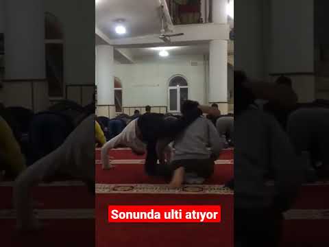 Camide şakalaşan çocuklar ulti açtılar