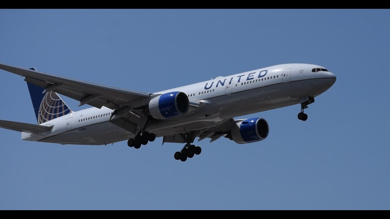 United 777 MISMATCHED Engine Cowling! - YouTube