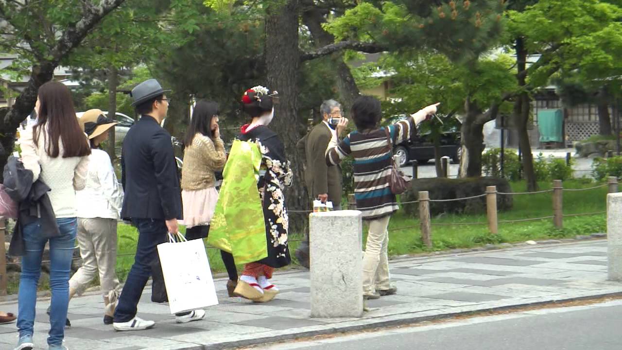 Kyoto, Japan - Stalking a Meiko - YouTube