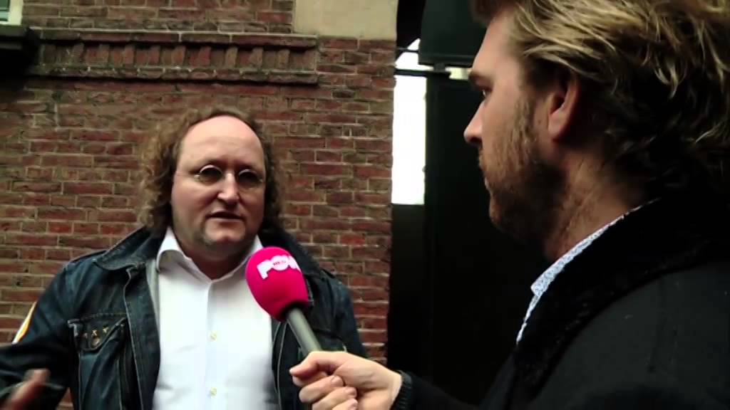 Dierenvriend Dion Graus laat bijen los - YouTube