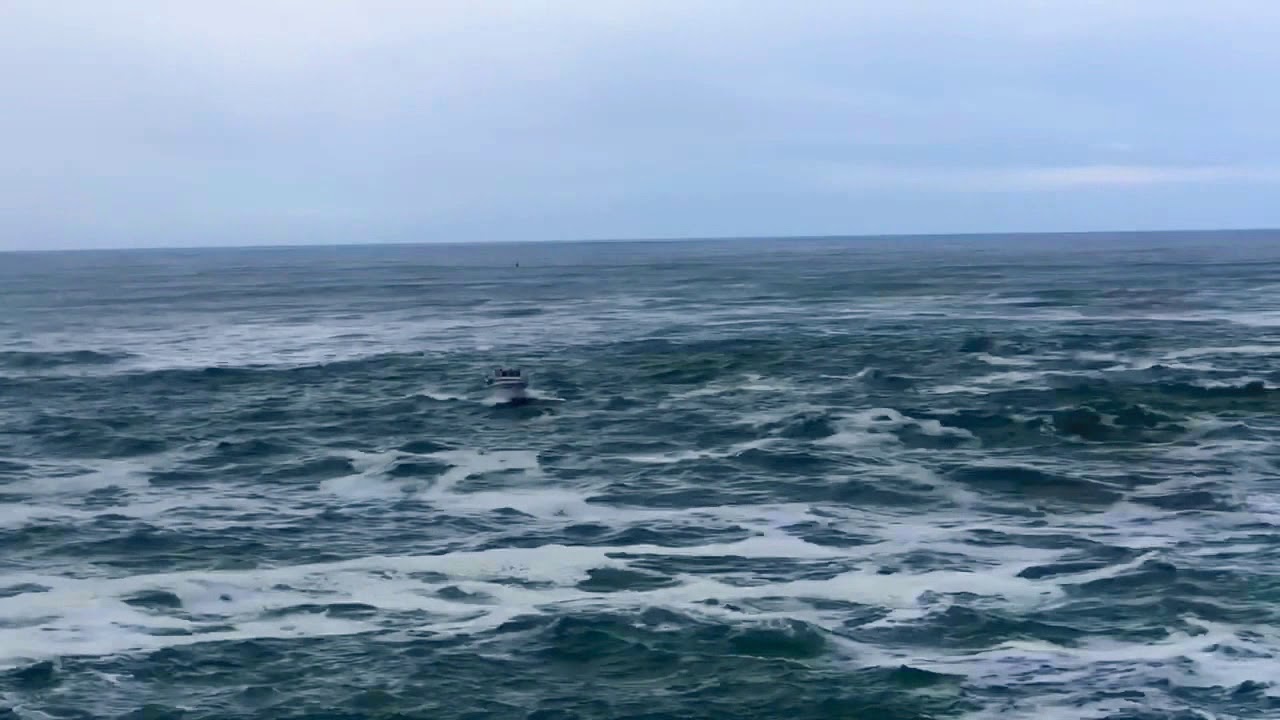 Rough bar crossing Depoe Bay, Oregon - YouTube