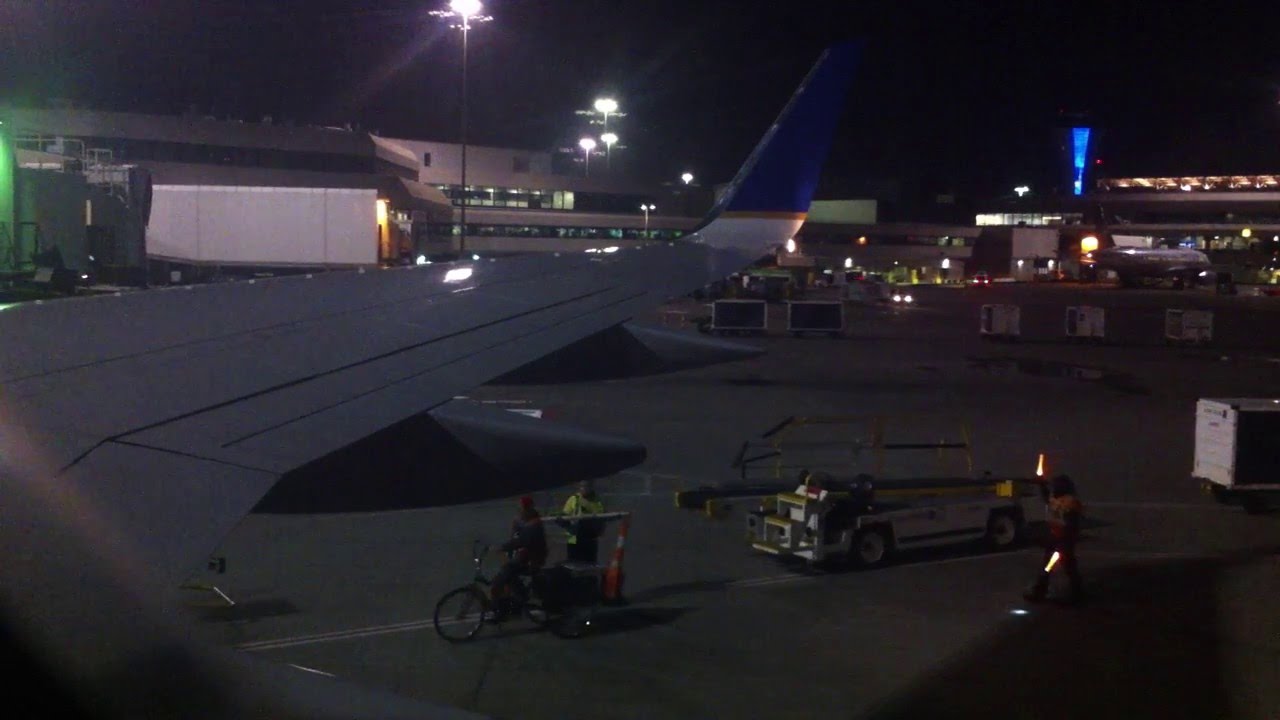 United Airlines B757-300 Night Landing in San Francisco - YouTube