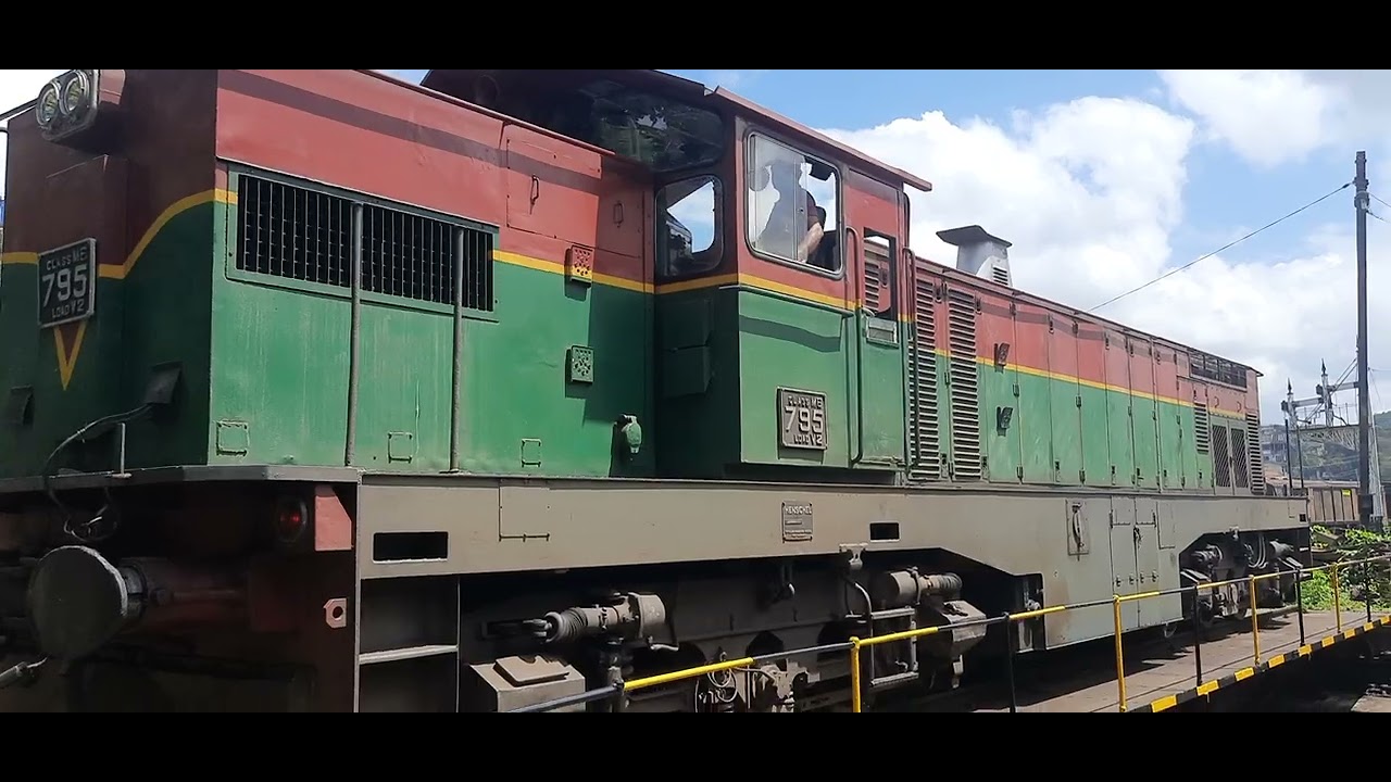 How to rotate a Railway Locomotive on a Turn Table #travel #train - YouTube