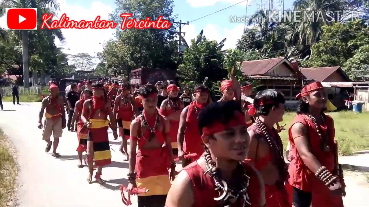Pasukan merah Tariu Borneo Bangkule Rajakng - YouTube