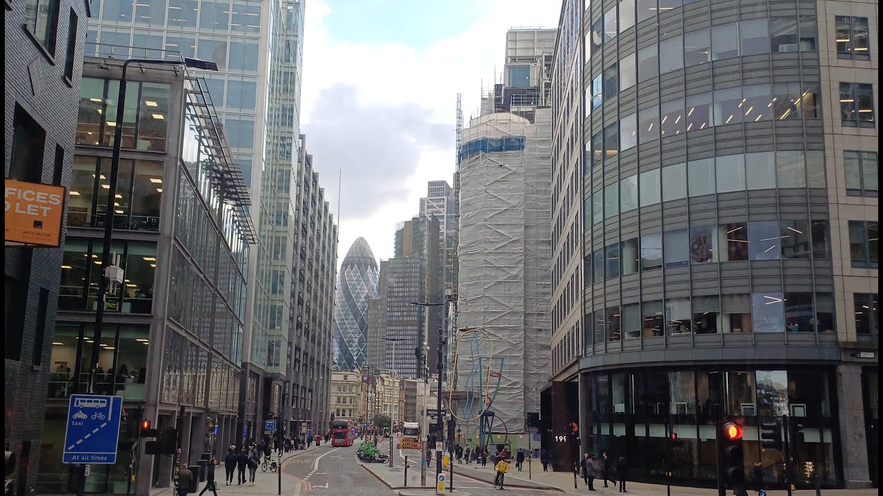 Look How Londoners Ride Iconic Double Decker Bus on Tricky Streets ...