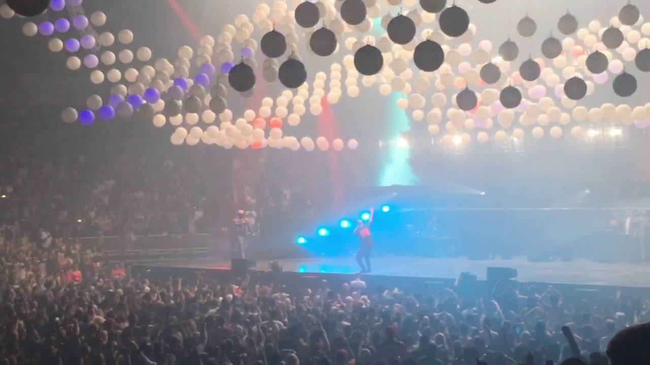 Drake Brings Out LeBron James During Concert-Summer Sixteen Tour ...
