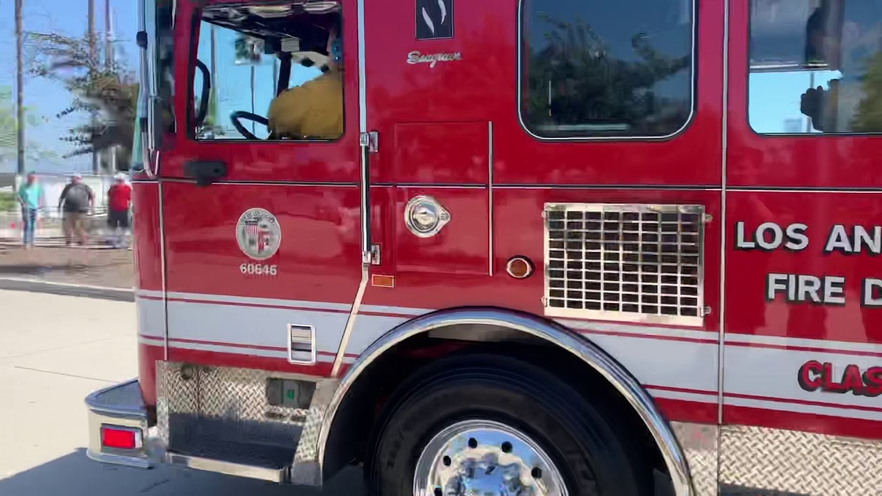 LAPD LAFD Engine 48 responding to a boat fire - YouTube