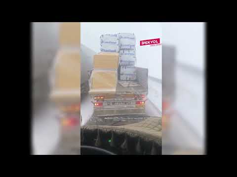 Gaziantep-Nurdağı otoyolu ulaşıma kapandı! Yoğun kar ve tipi yolları kilitledi