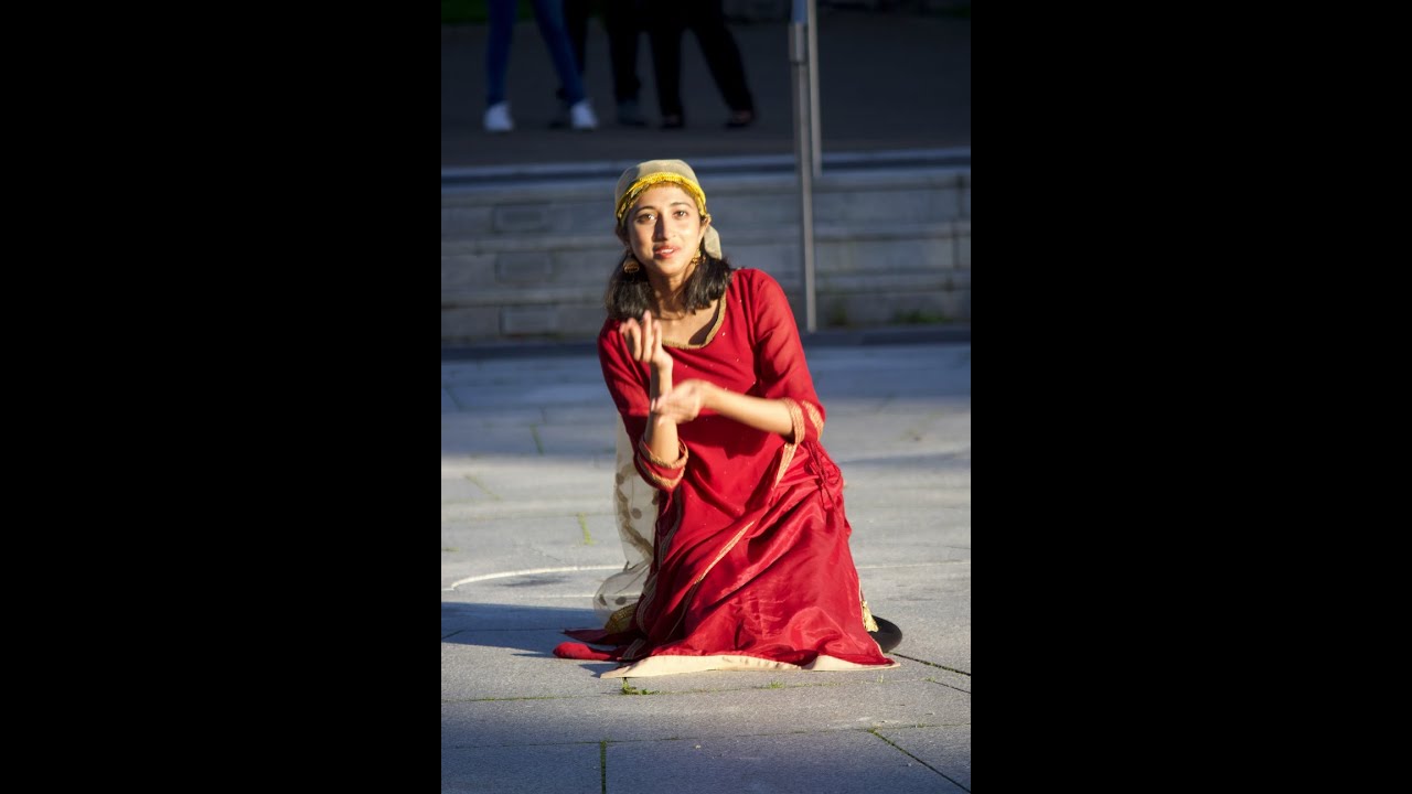 Sanchez Pathikulangara dancing 'Rouf' dance-form from Jammu & Kashmir ...