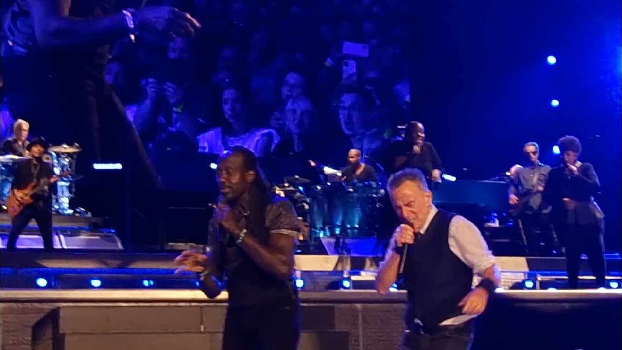 Bruce Springsteen and The E Street Band - Nightshift - Stockholm 18/07 ...