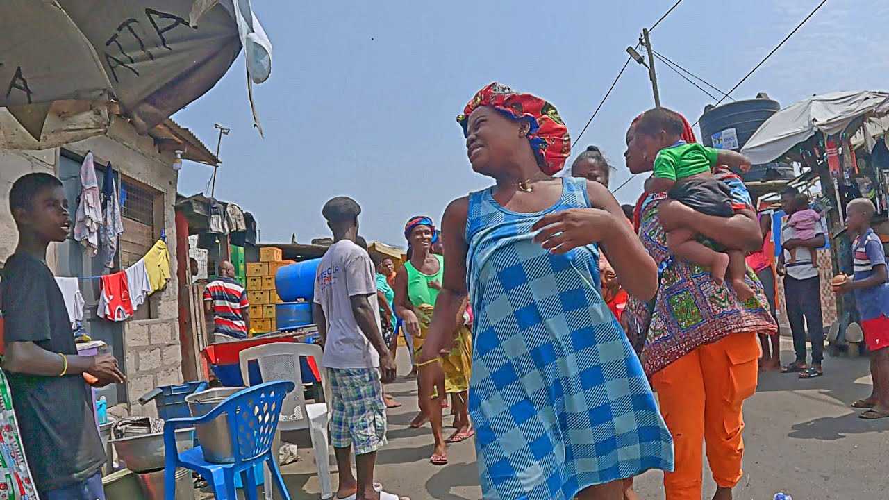 ANGRY WOMEN FIGHT IN LOCAL AFRICAN COMMUNITY - YouTube