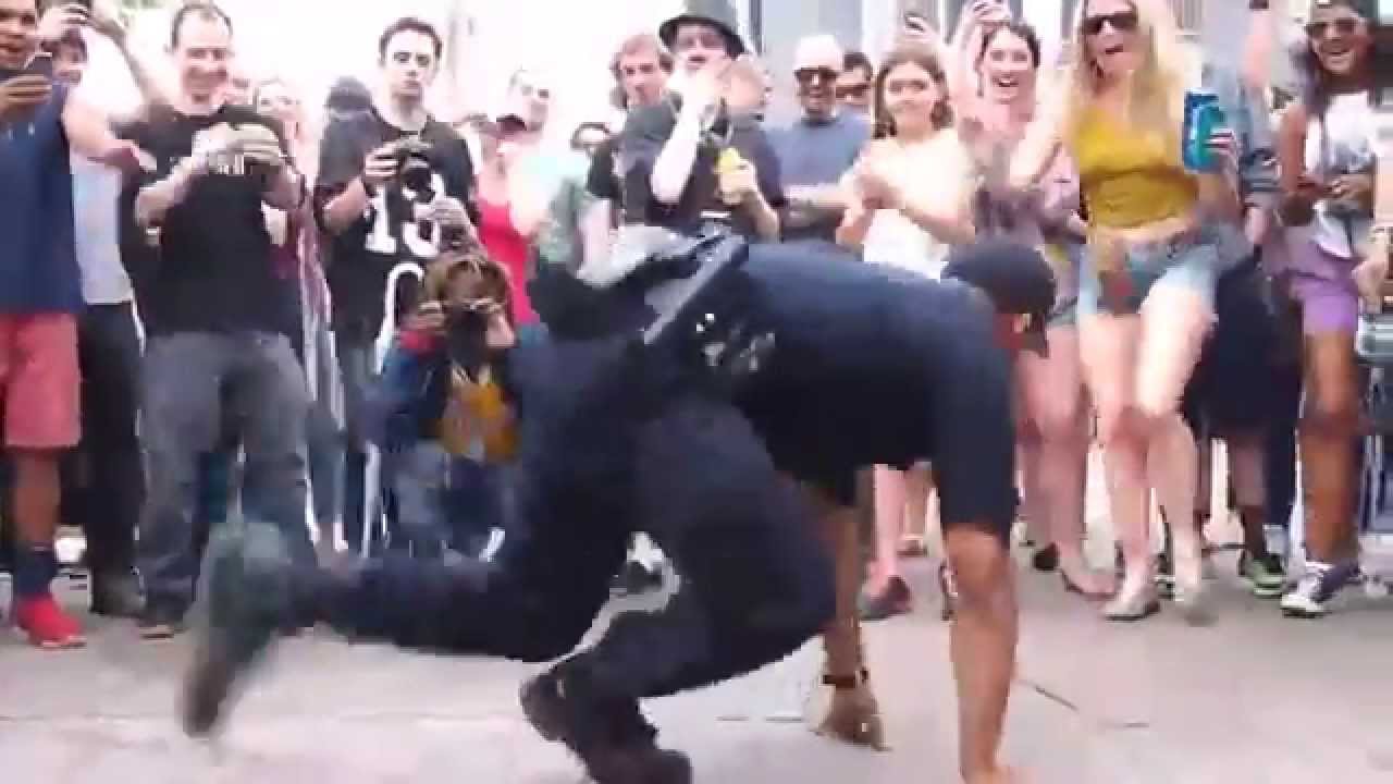 Police showed how to dance / Полицейский показал как надо танцевать ...