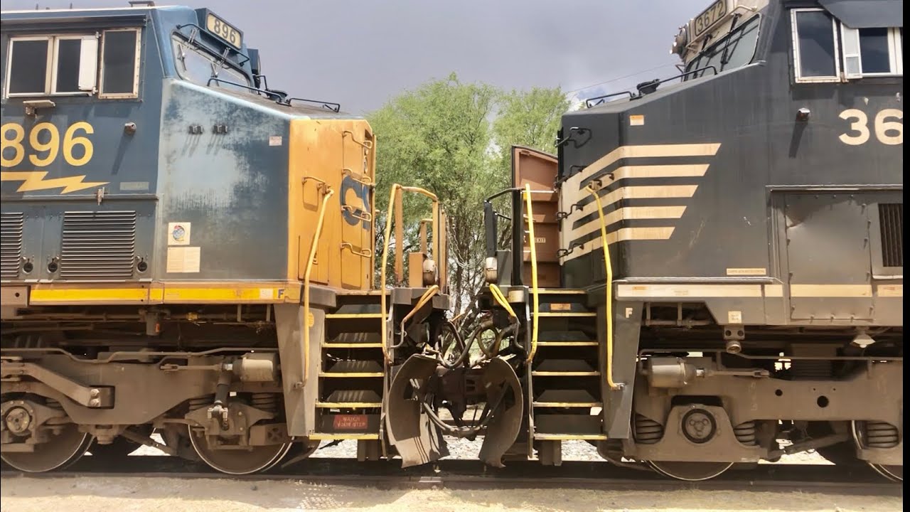 El mejor consist que he visto!! CP, NS y CSX juntos. CP 8202, NS 3672 T4 y CSX 896 detenidas ...