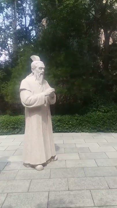 На выходе из парка Храма Тысячи Будд статуи Учителя Ученика Наталия