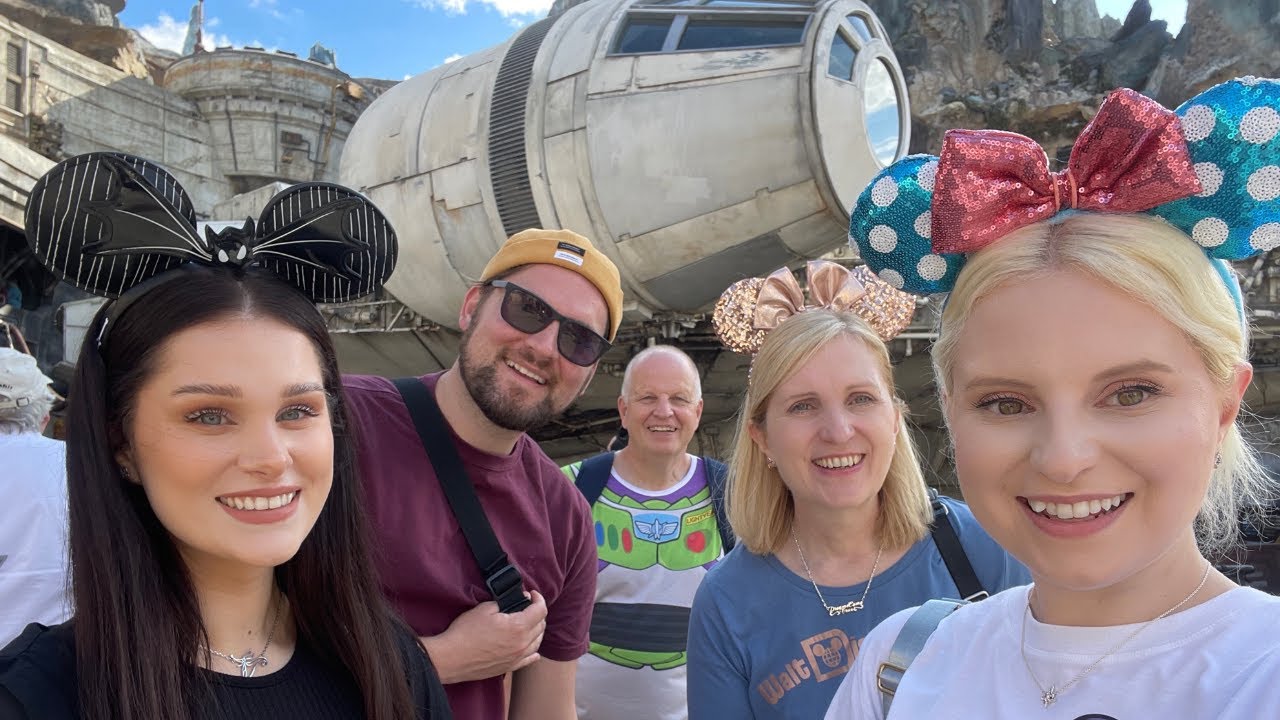 Exploring Galaxy's Edge & Drinks at Oga's Cantina | Hollywood Studios ...