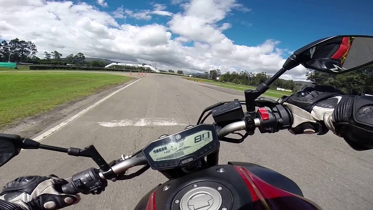 YAMAHA MT07 RACE TRACK - YouTube