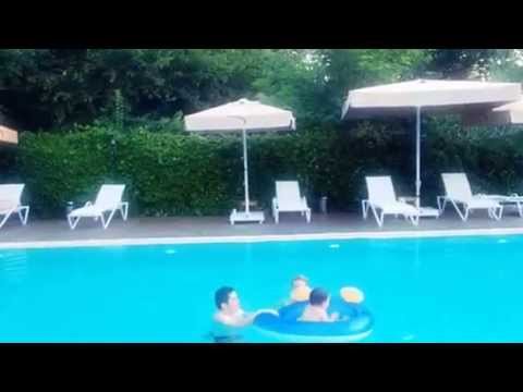 Berk Çetin havuz keyfi