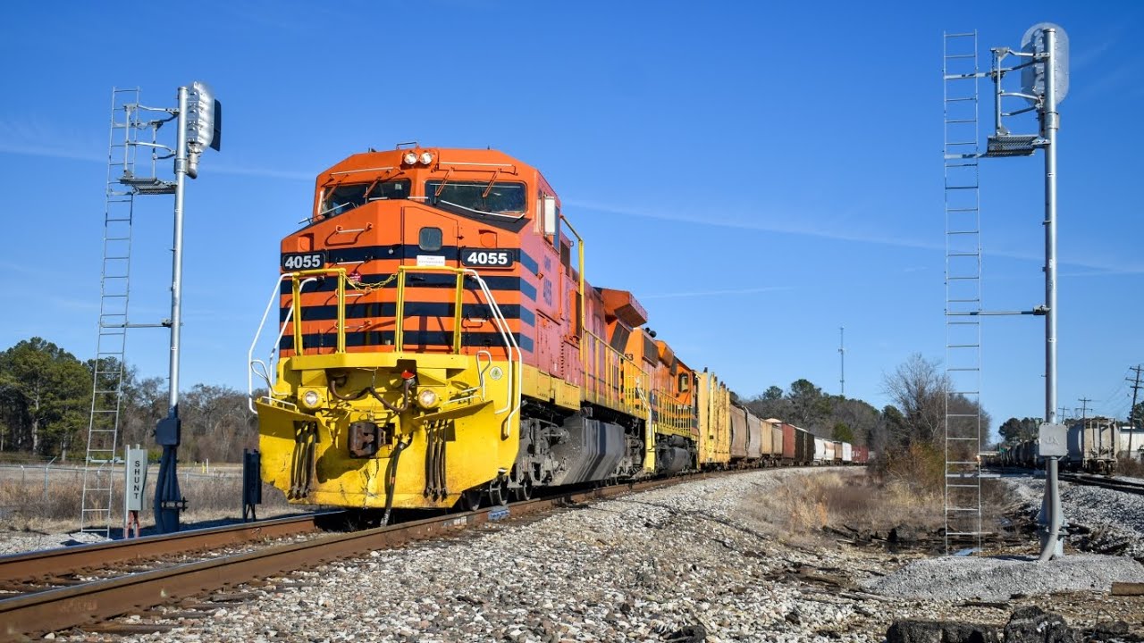 Genesee and Wyoming Heritage Unit GNWR 4055 Leads AGR Boligee Turn 1/14 ...