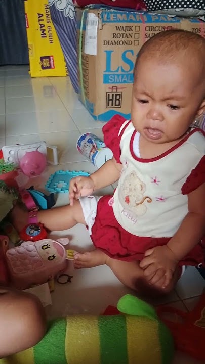adik bayi nangis rebutan mainan 😱 - YouTube