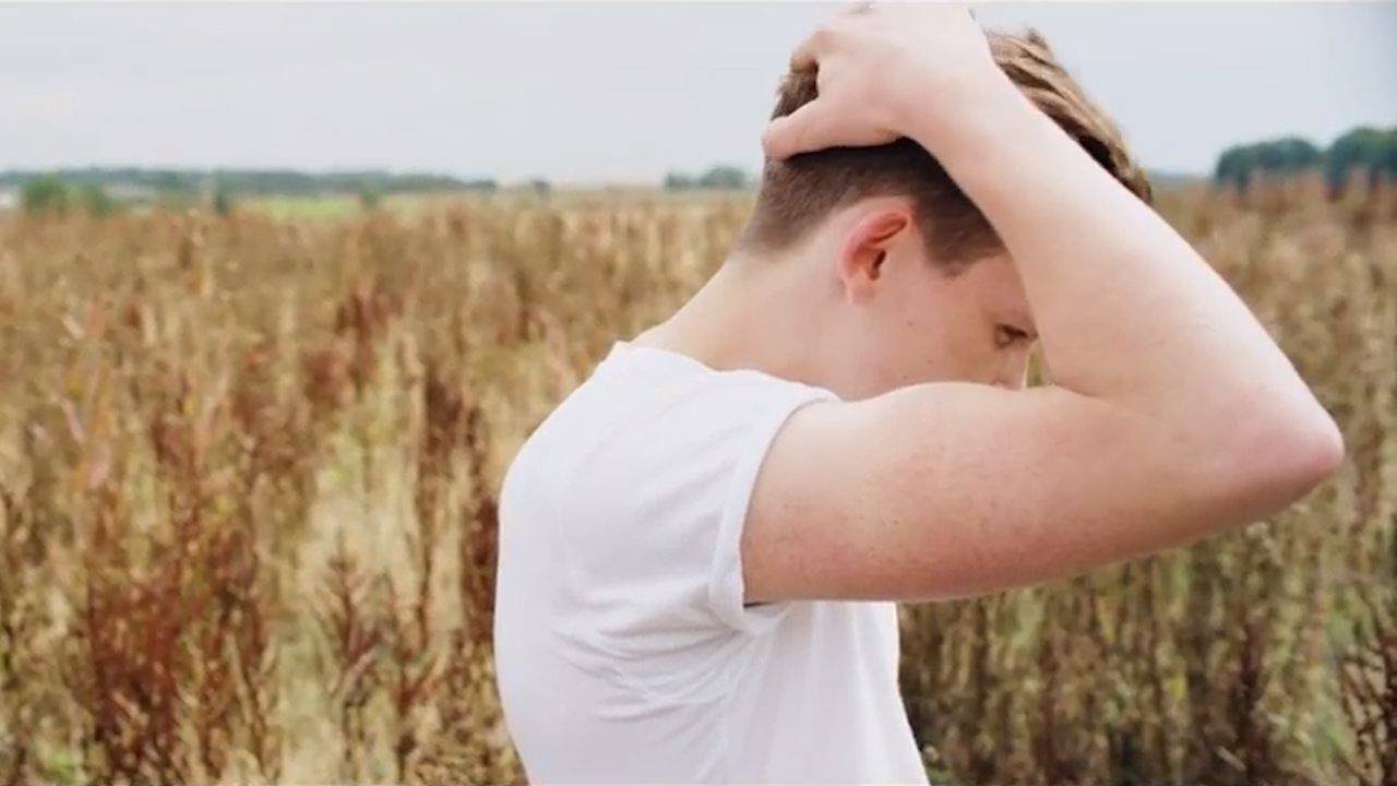 British singer Banners getting attention with 'Shine A Light' - YouTube