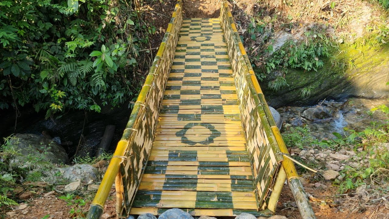 Girl alone. Make a bridge over the stream entirely out of bamboo | Chuc ...