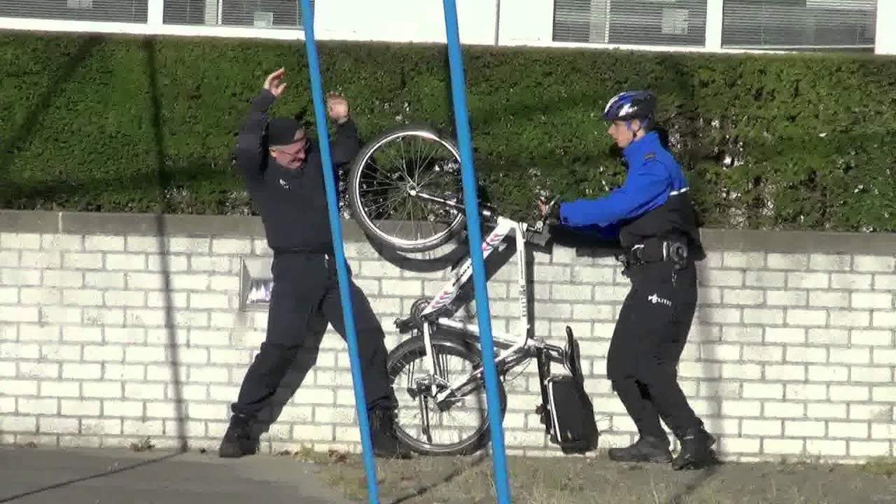 Politie op de fiets in actie - YouTube
