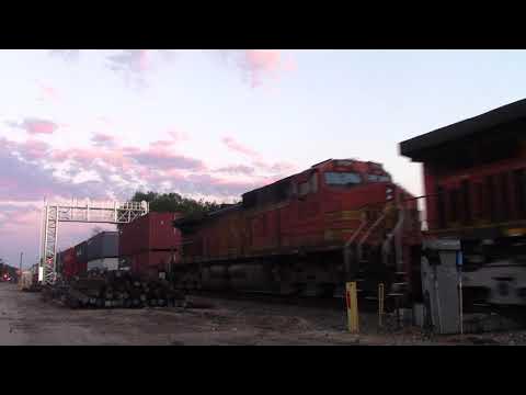 BNSF 5205 and BNSF 5124 lead a northbound intermodal train through East Dubuque, IL - YouTube