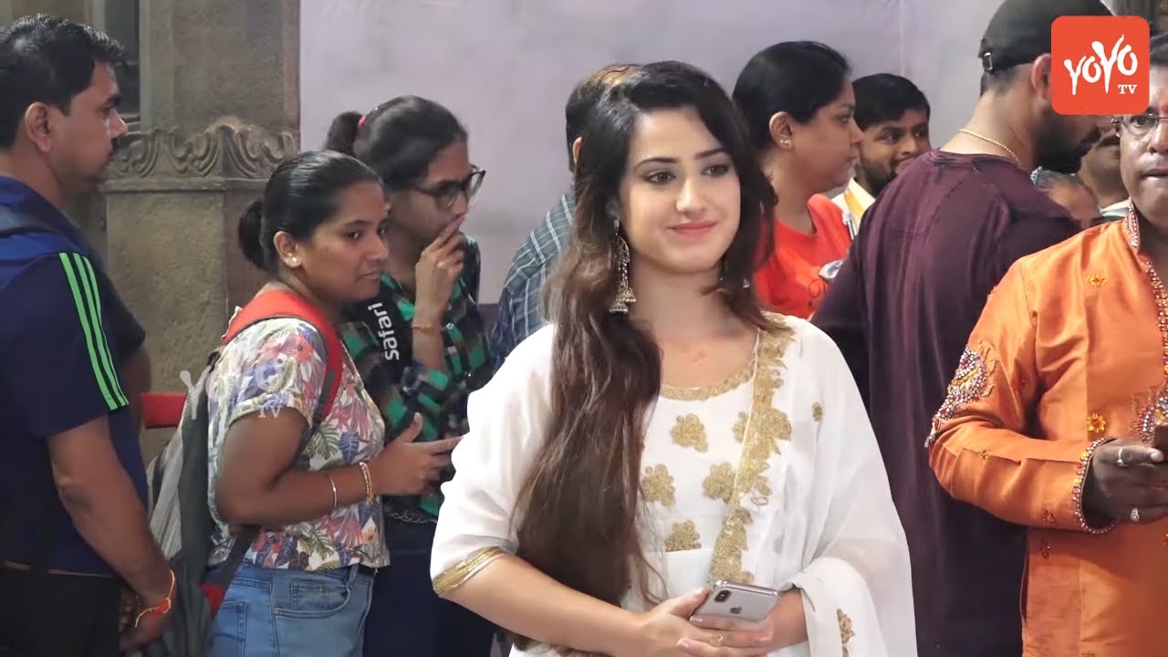 Ishq Mein Marjawan Fame Alisha Panwar Visits Andheri Cha Raja | Ganesh ...