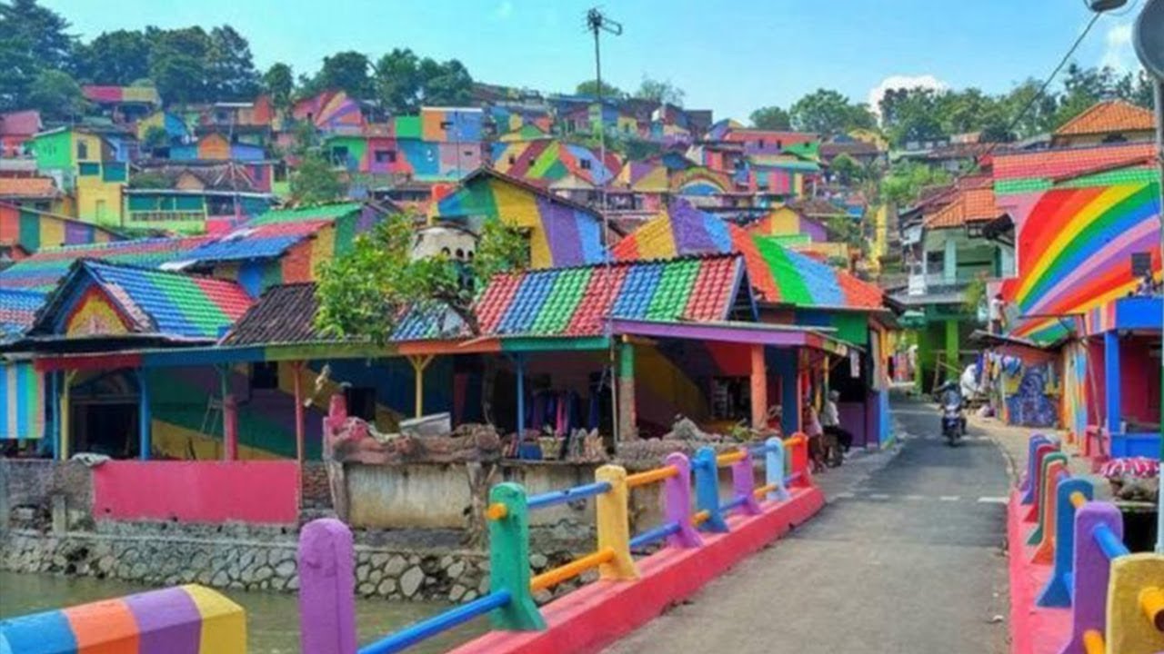 Melihat Kampung Kamal Muara yang Penuh Warna - YouTube